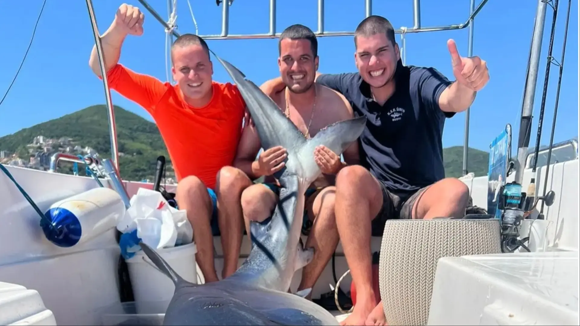 Morska neman u Budvi: Momci ulovili ajkulu tešku 200 kilograma